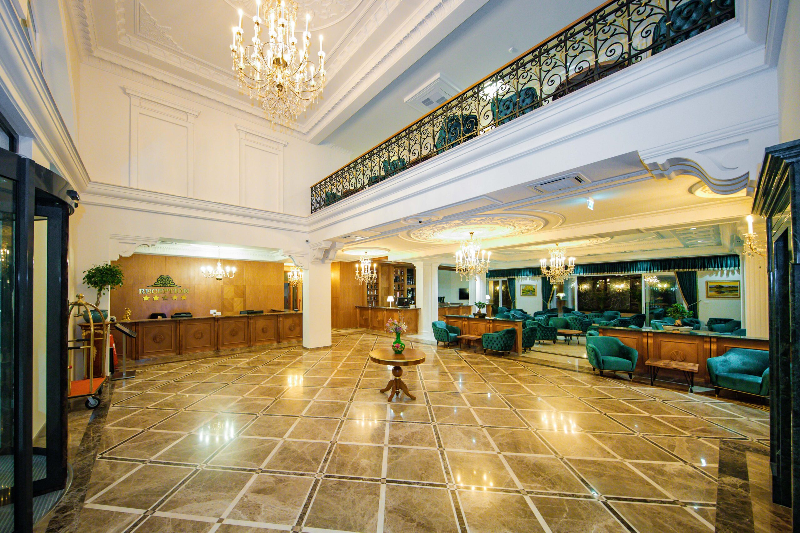 Dining – Grand Hotel Belushi