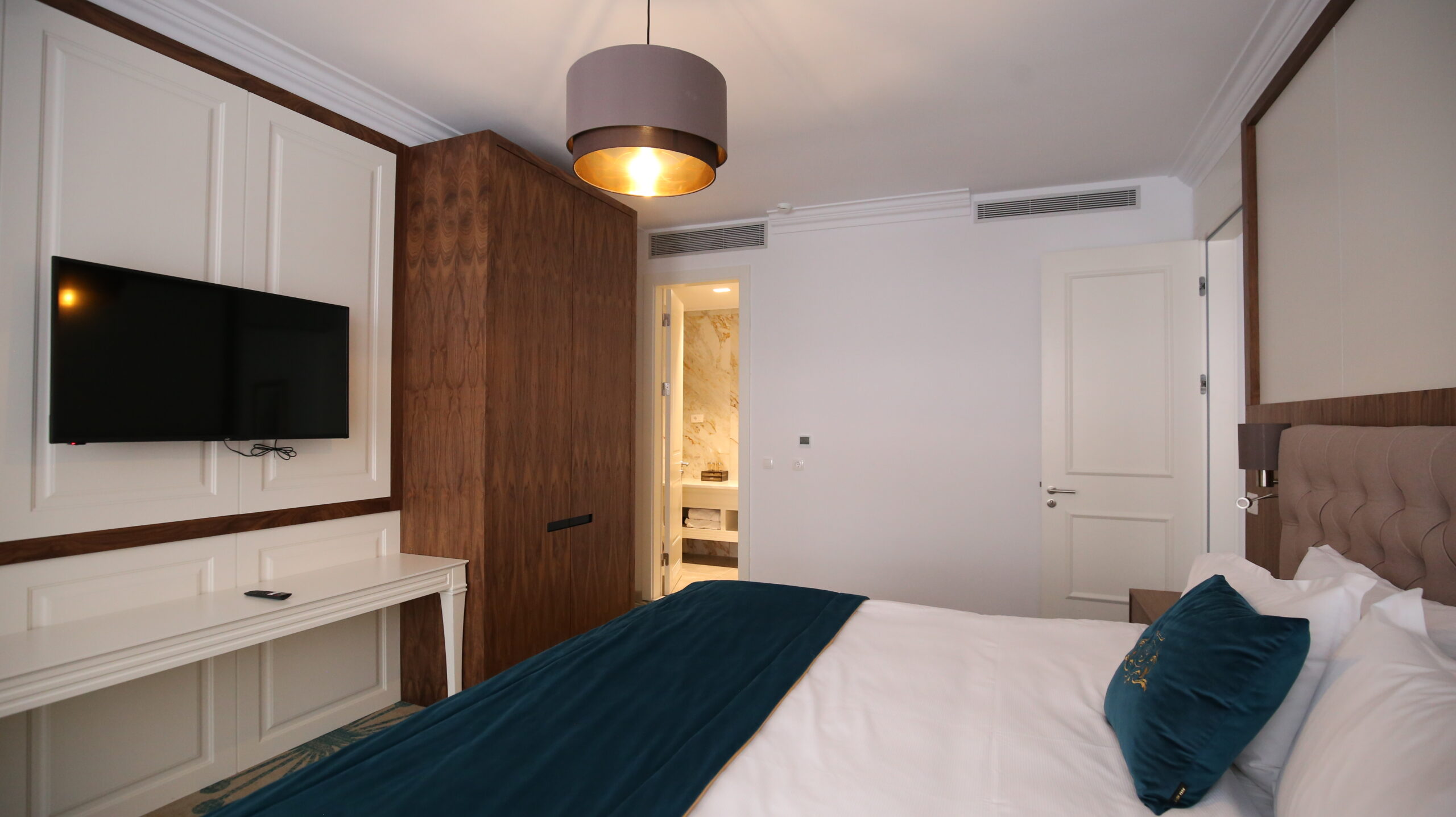 Triple Room – Back View – Grand Hotel Belushi
